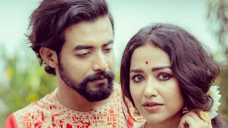 Sohini- Ranojoy: প্রেমে ডগমগ লাভ বার্ডস! সোহিনীর খোলা পিঠে সিঁদুর দিয়ে স্বস্তিক আঁকছেন রণজয়