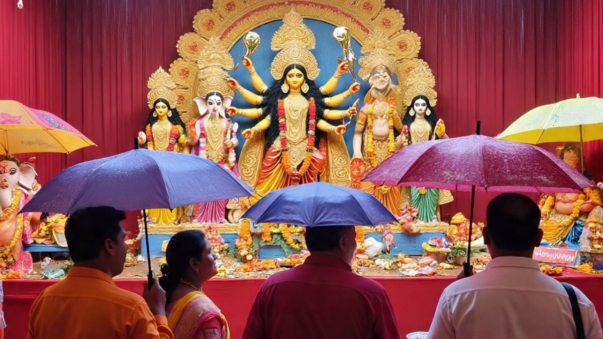 Durga Puja Weather Forecast: ঝোড়ো হাওয়া, সঙ্গে ভারী বৃষ্টি! ষষ্ঠী থেকে দশমী কবে কোথায় ভারী বর্ষণ?