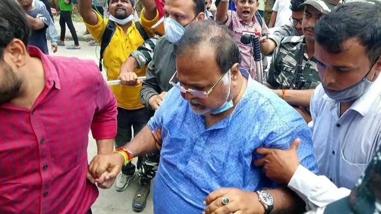 SSC Scam Case: পার্থদের বিরুদ্ধে CBI-চার্জশিটে জটিলতা, অনুমতি মেলেনি সরকারের! - west bengal ssc ...