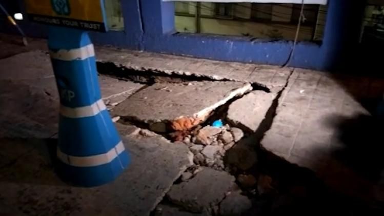 Dhakuria Bridge Cracks : ঢাকুরিয়া ব্রিজের ওপরে ফুটপাতে ধস, গার্ডরেল ...