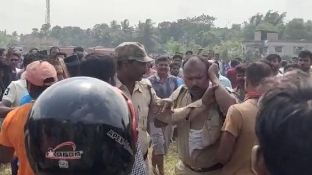 Egra Blast: এগরা বিস্ফোরণস্থলে গ্রামবাসীদের হাতে আক্রান্ত পুলিশ - Aaj Tak Bangla