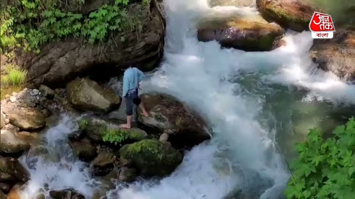 Noori Chamb Waterfall: সবুজ পাহাড়ের চূড়া থেকে নেমে আসছে দুধসাদা ...
