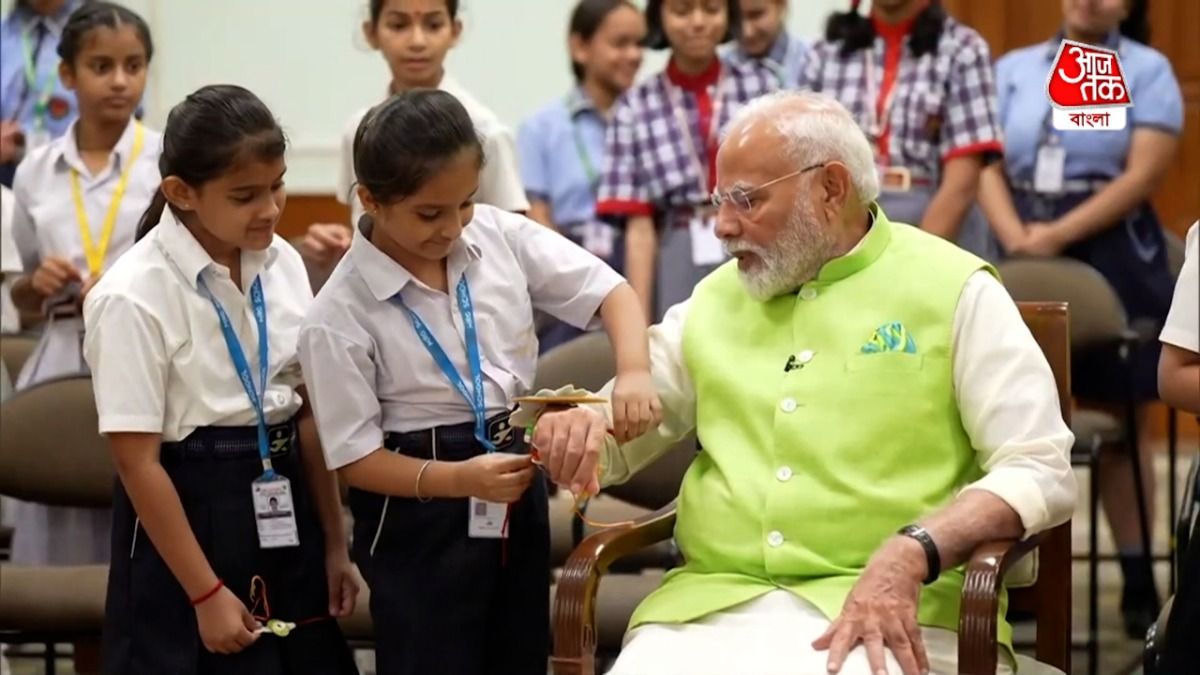 PM Modi Rakhi celebration: প্রধানমন্ত্রী মোদীকে রাখি পরালেন স্কুল ...
