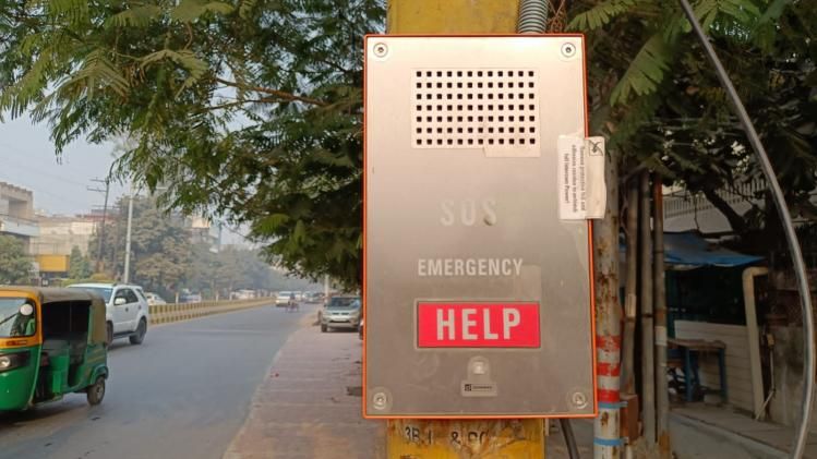 नोएडा के कई इलाकों में लगाए गए SOS इमरजेंसी बॉक्स, बटन दबाते ही मिलेगी ...