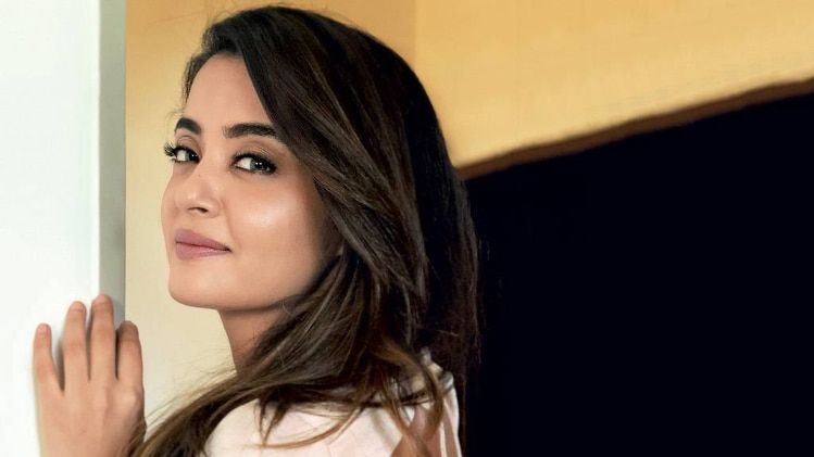 अभिनेत्री सुरवीन ने कहा, कश्मीर पर नो पॉलिटिकल कमेंट - surveen chawla ...