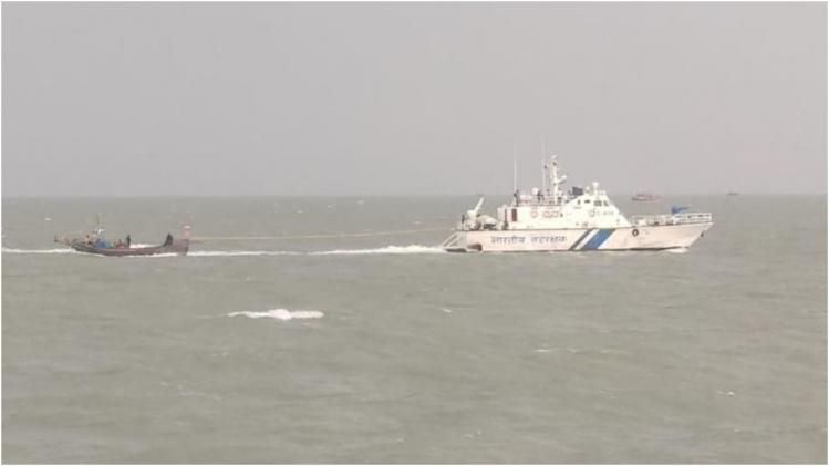 Pak boat with drug seized near Gujarat: 200 കോടിയുടെ ലഹരിമരുന്നുമായി ...