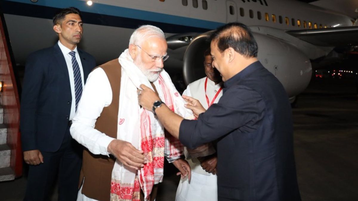 PM Modi arrives in Guwahati, Assam CM welcomes him - PM Modi arrives in ...