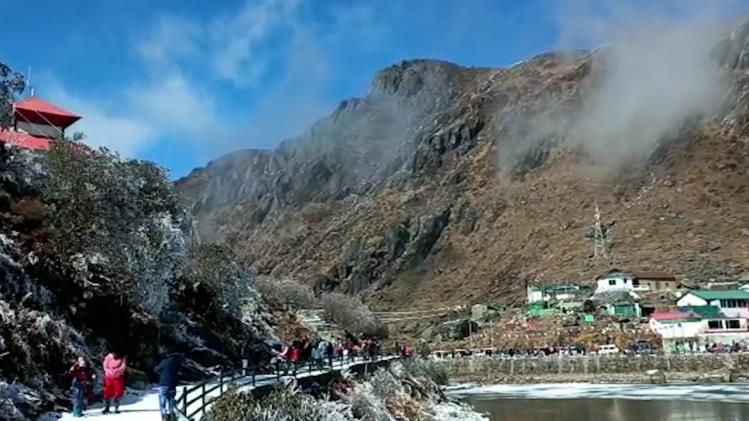 Sikkim: Tourists vehicles, stranded due to snowfall finally reaches Tsomgo Lake