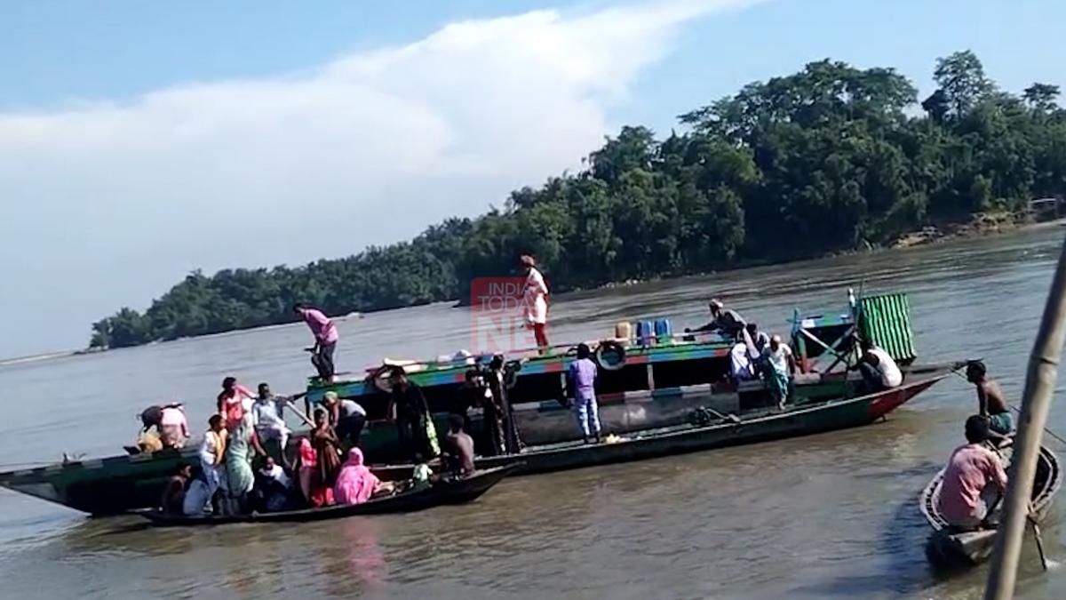 Assam: Boat collision captured on camera in Bongaigaon, passengers ...