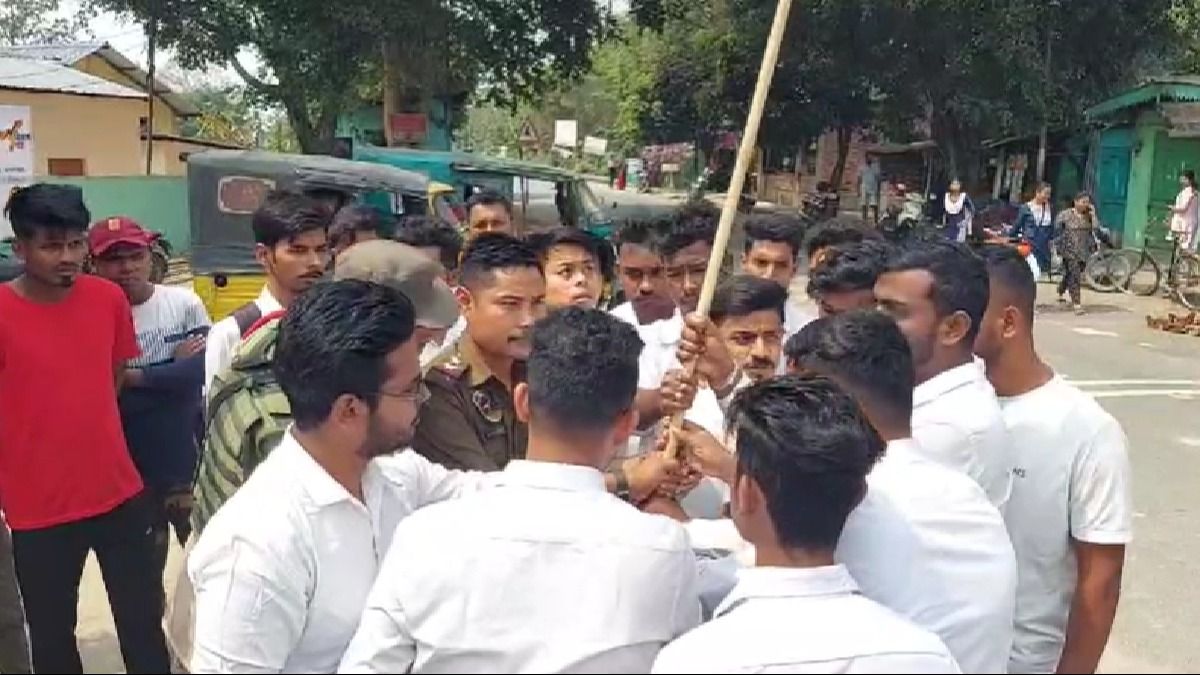 Assam Police remove black flags hoisted by student union protesting ...