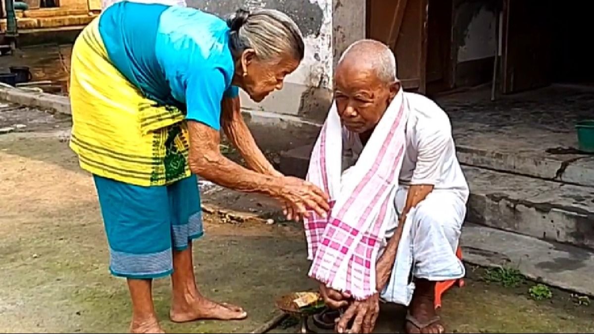 Assam: Octogenarian couple observe 'Manuh Bihu' in Bongaigaon, embrace ...