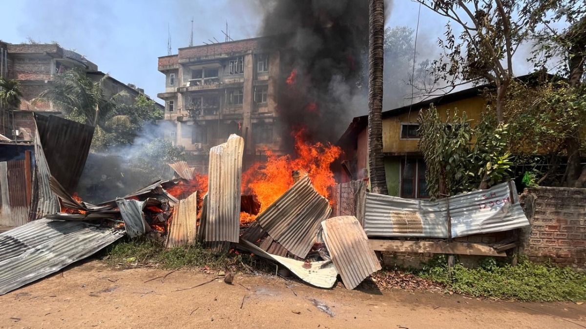 Assam: Massive fire breaks out in Guwahati's Fatasil Ambari