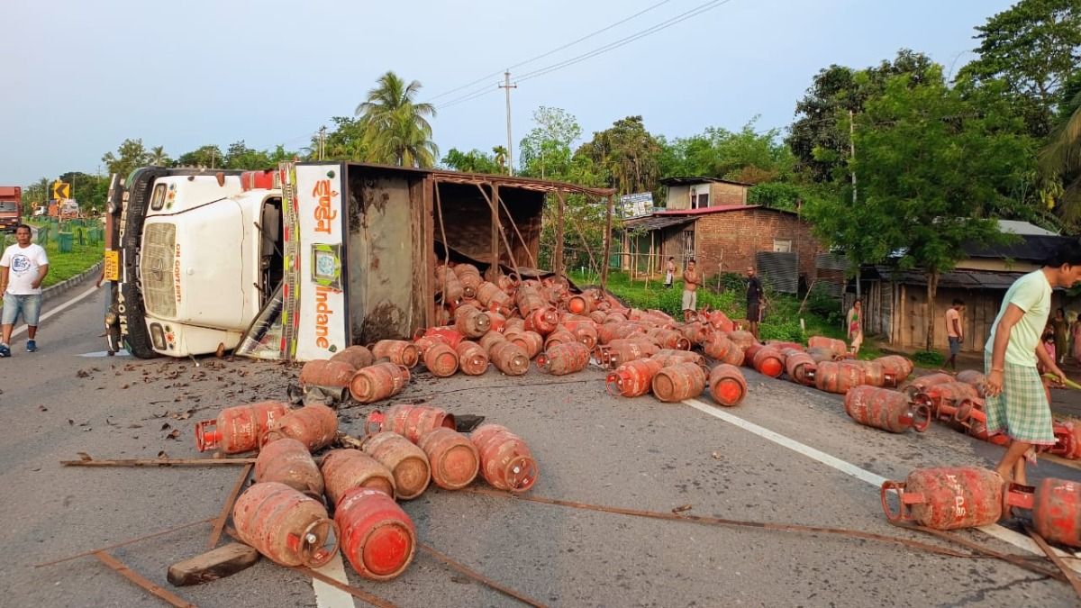 Assam: Truck carrying gas cylinder overturns on NH 127 in Samaguri