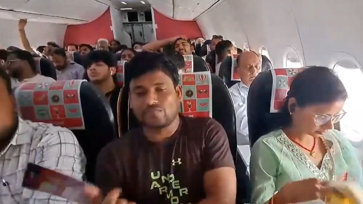 Watch: Passengers wait inside SpiceJet aircraft without AC for over an ...