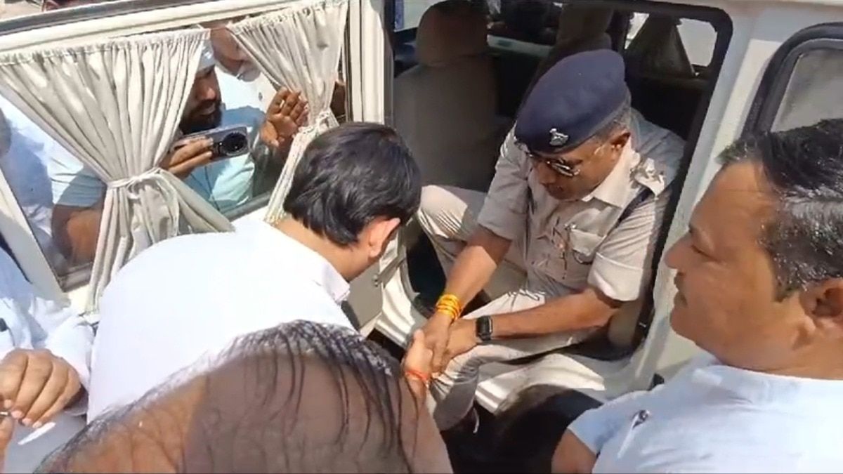युवक कांग्रेस अध्यक्ष का सीएसपी का पांव छूना हो गया वायरल, फिर पुलिस अफसर ने दी ऐसी सीख, जिससे ...