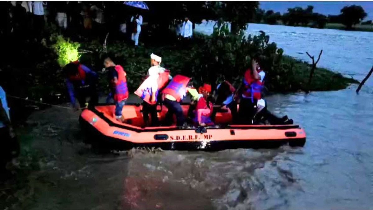 Chhatarpur: अचानक उफान पर आयी नदी, तेज बारिश के बीच टापू पर फंसे 59 ...