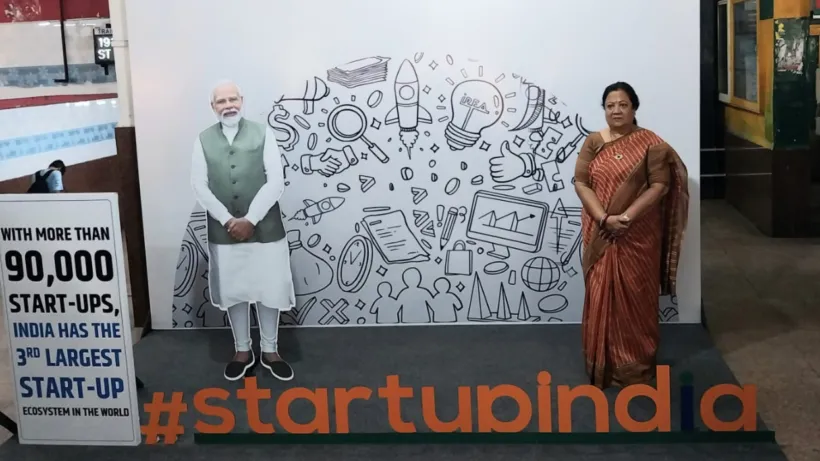 PM मोदी की तस्वीर वाले '3D सेल्फी बूथ' पर करोड़ों रुपये खर्च कर रही ...