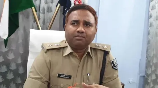 IPS Deepak Ranjan - पेट्रोल पंप पर बाथरूम करने गाड़ी से उतरे IPS को ...