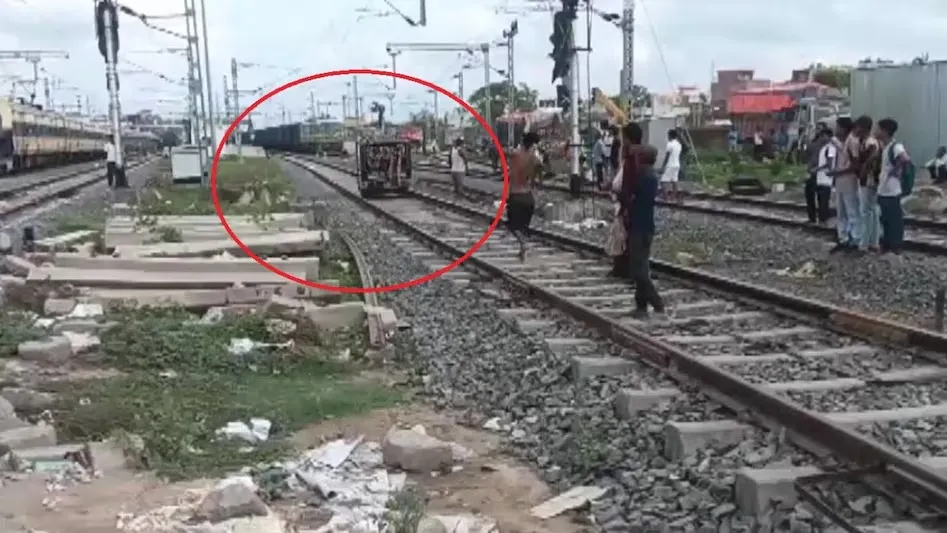 Bihar Train Viral Video - बिहार के मेहसौल गेट पर दिखा खौफनाक मंजर, ड्राइवर ने पटरी पर दौड़ाया ...