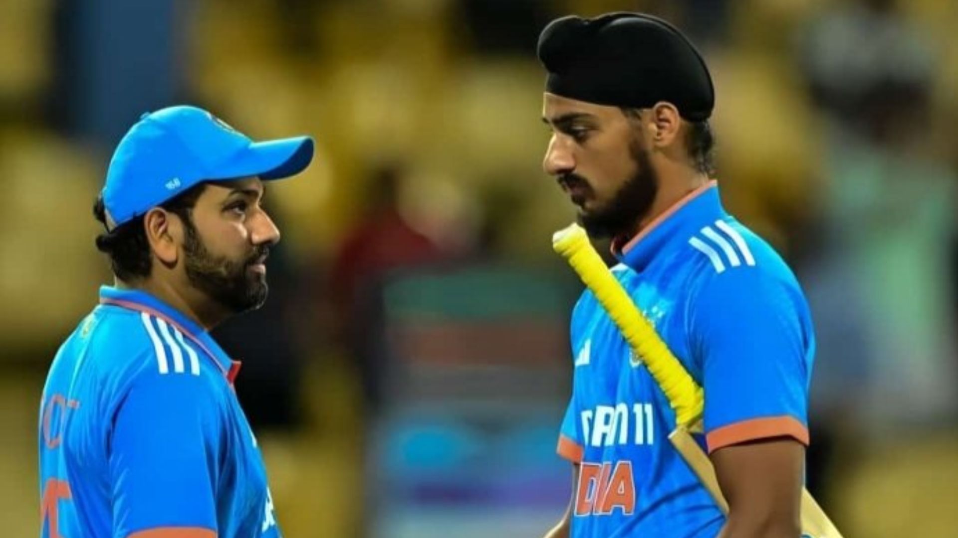 IND vs SL: रोहित शर्मा ने मैच टाई होने के बाद अर्शदीप सिंह को दिखाई आंख, तस्वीरें वायरल - Rohit ...