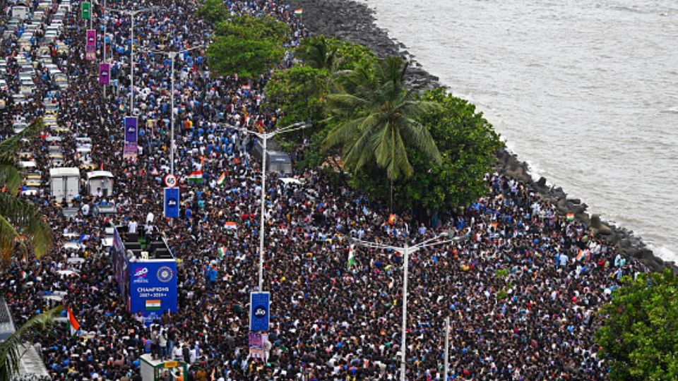 mumbai-cop-braves-the-crowd-to-rescue-unconscious-woman - SportsTak