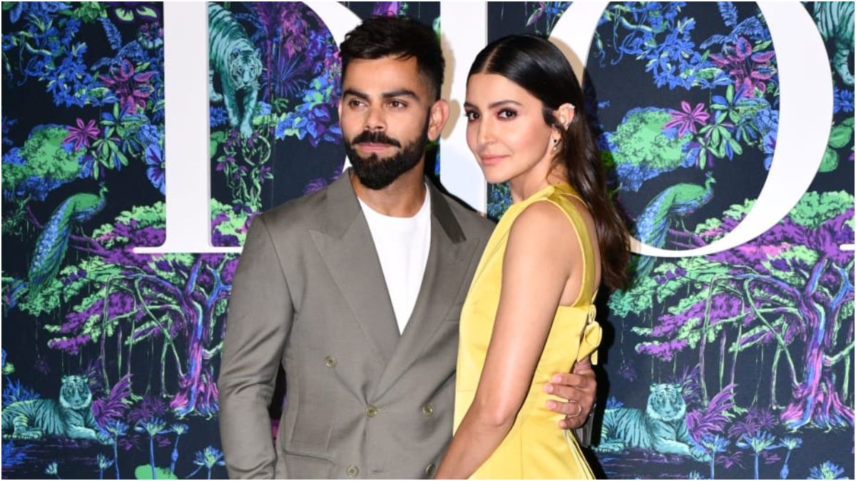 लाखों में है अनुष्का के छोटे-से दिखने वाले पर्स की कीमत, इवेंट में ...