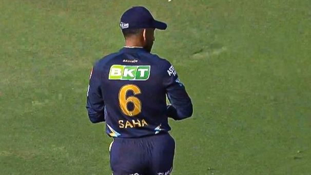 उल्टी पैंट पहनकर फील्डिंग करने उतरा ये प्लेयर, मीम्स की आई बाढ़ - Ipl ...