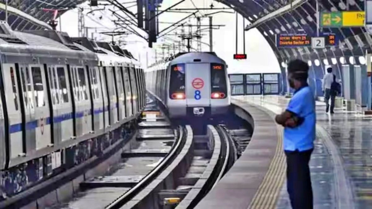 दिल्ली मेट्रो में युवकों ने की ऐसी हरकत, DMRC ने कहा- दंडनीय अपराध ...