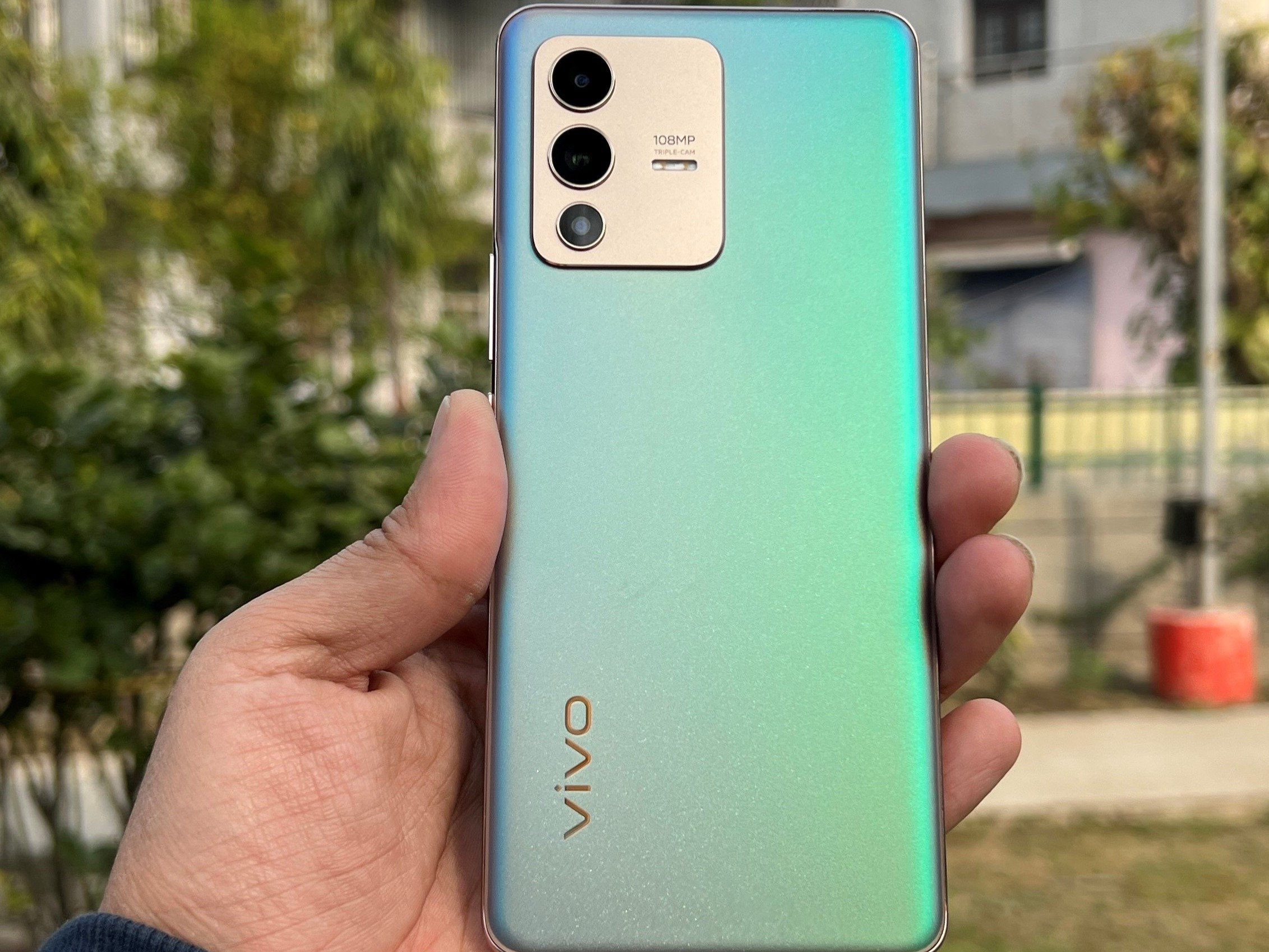 This Vivo phone changes colours