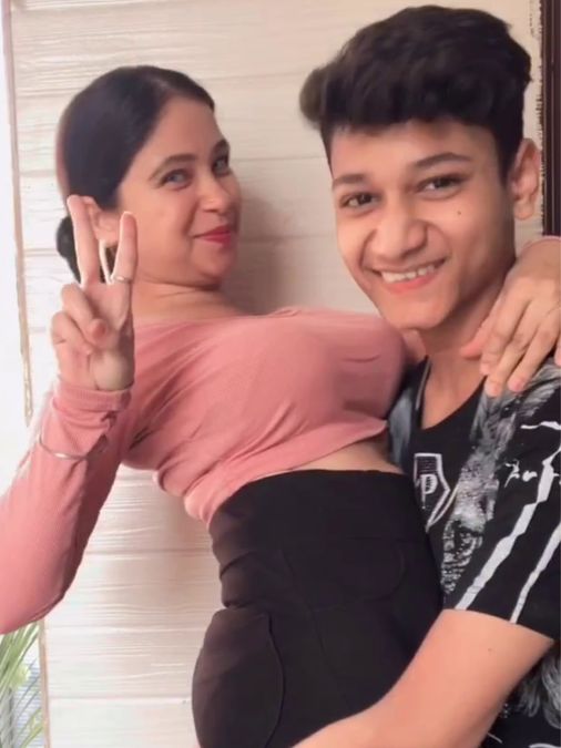 बेटे ने मां को गोद में उठाया भड़के लोग Mother Son Viral Video