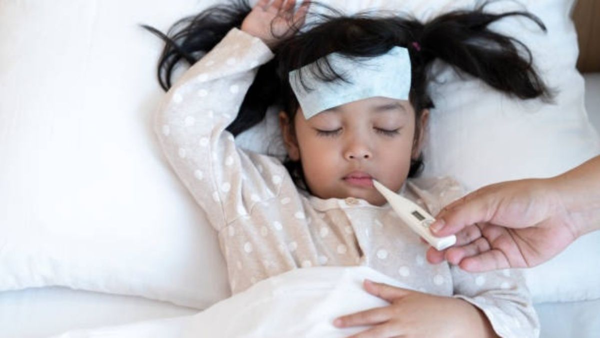 बच्चे को आ रहा है बुखार? माता-पिता भूलकर भी ना करें ये गलतियां - Parenting tips incorrect things ...