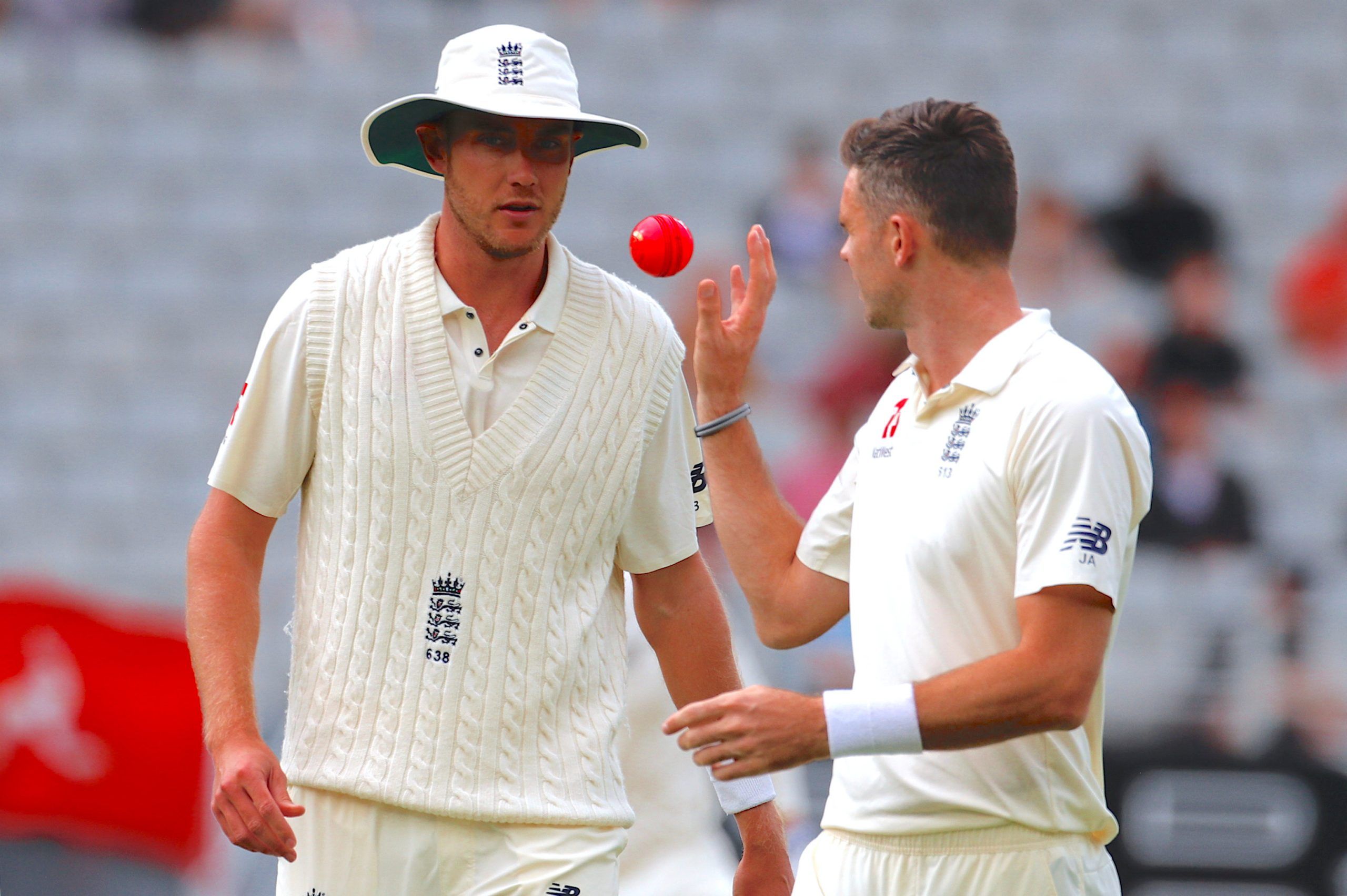 Oval crowd's special tribute to Stuart Broad