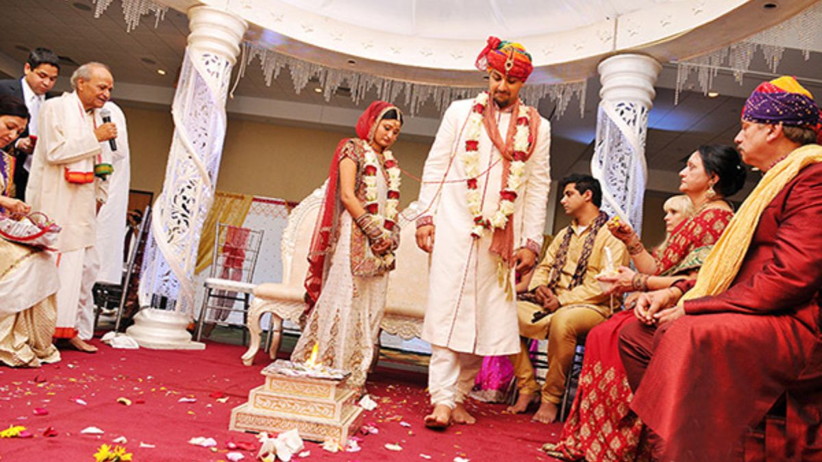 ১, ২, ৩ নয়, বিয়েতে কেন ৭ পাক-ই ঘুরতে হয়? - Why only 7 rounds are ...