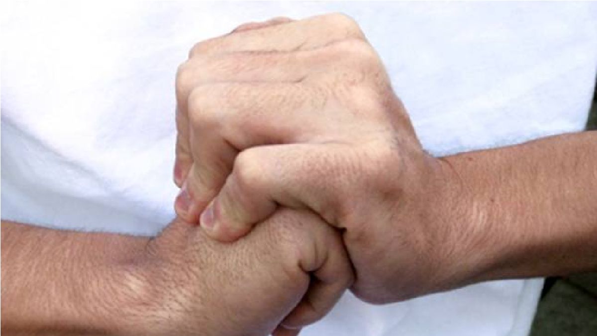 उंगलियां चटकाने पर क्यों आती है आवाज? जान लीजिए वजह - Knuckle cracking ...