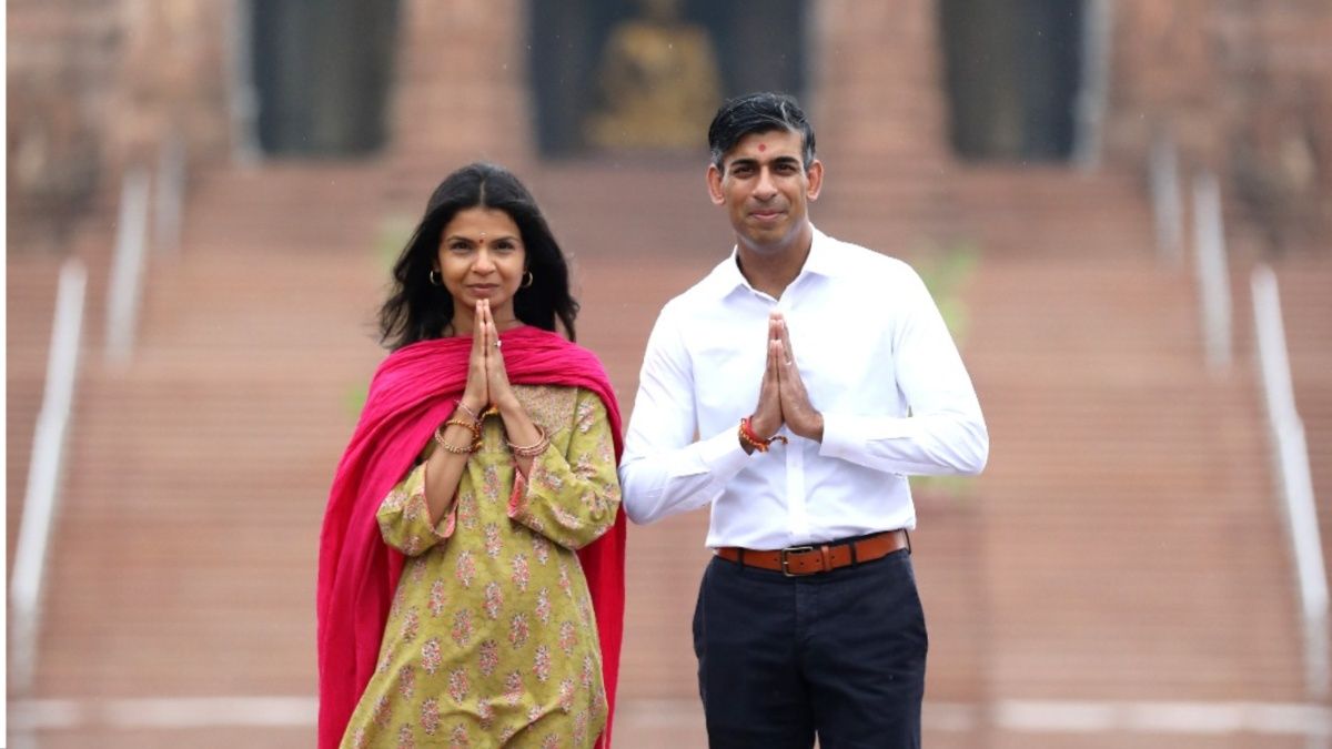 हाथ में कंगन और माथे पर बिंदी... इस अंदाज में पूजा करती दिखीं ब्रिटिश ...