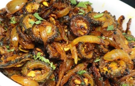 प्याज डालकर इस तरह बनाएंगे करेले की सब्जी तो चट कर जाएंगे थाली - Pyaaz ...