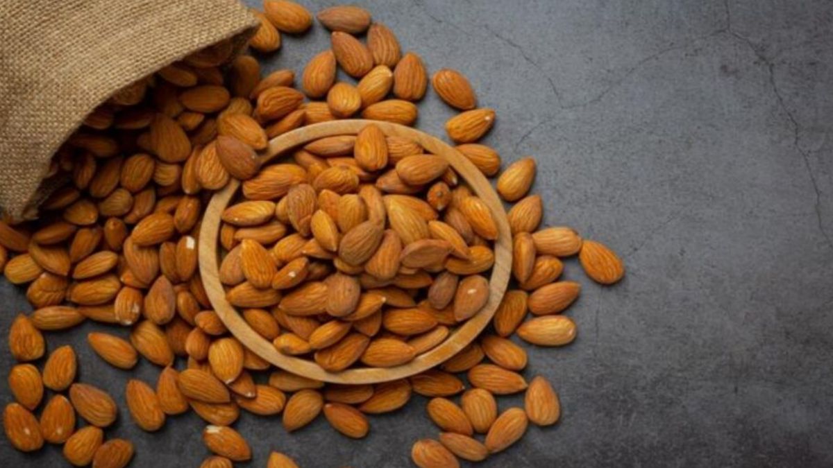 খোসা সমেত না ছাড়িয়ে আমন্ড খেলে বেশি পুষ্টি পাবেন - Unpeeled almond ...