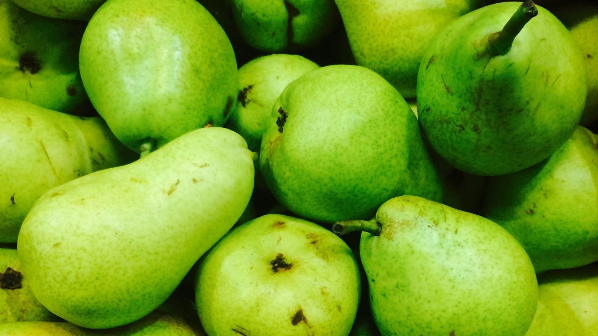 Benefits of eating pears for glowing skin