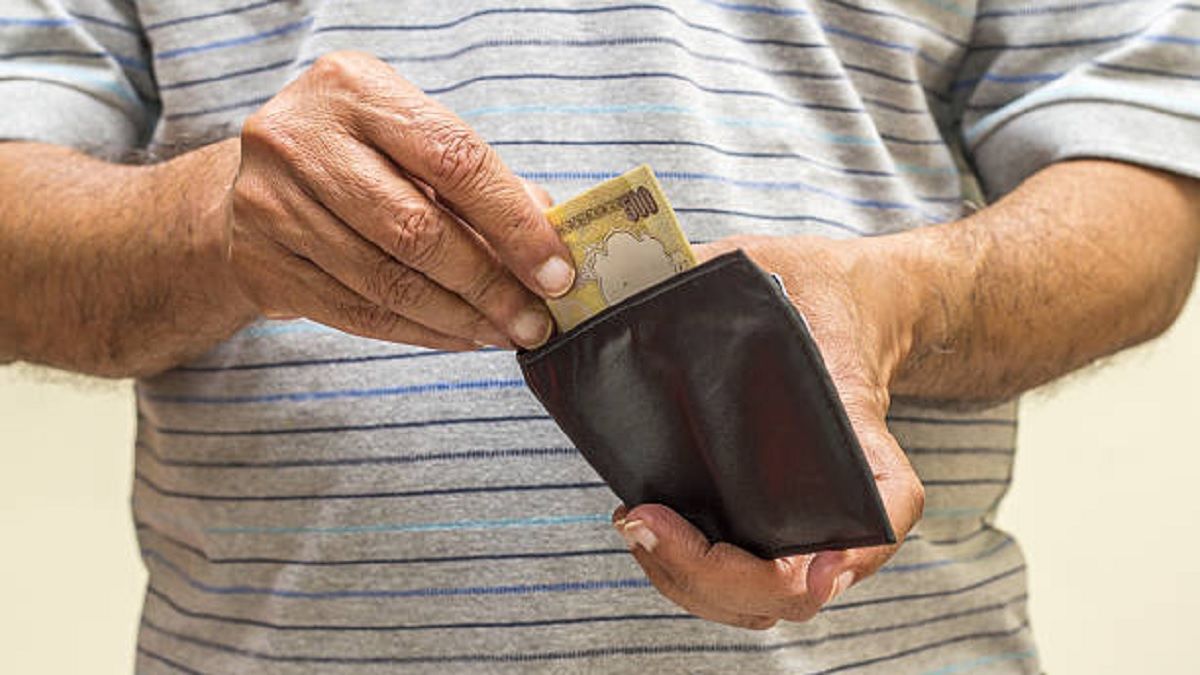 कुंभ राशि वाले रखें इस रंग का पर्स, जीवन में कभी खाली नहीं रहेगी जेब ...