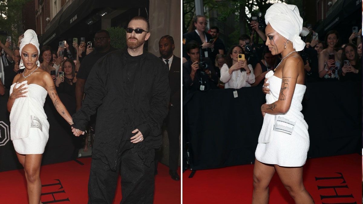 सिर्फ टॉवल लपेटकर इस इवेंट में आई सिंगर, 'टॉपलेस' एंट्री हुई वायरल ...