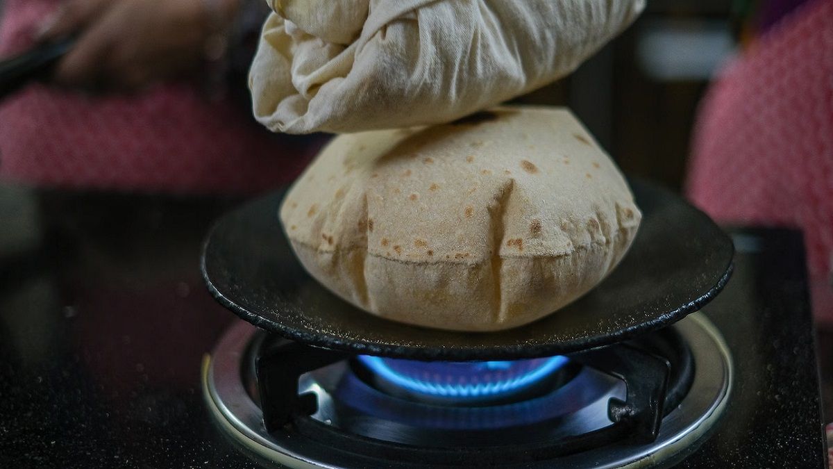 रोटी बनाते समय ये 4 गलतियां करने से रूठ जाती हैं मां लक्ष्मी, हाथ में ...