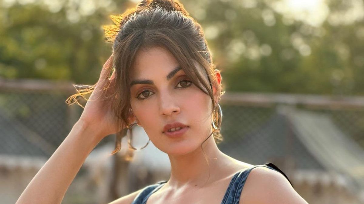 Cute and classy, Rhea Chakraborty