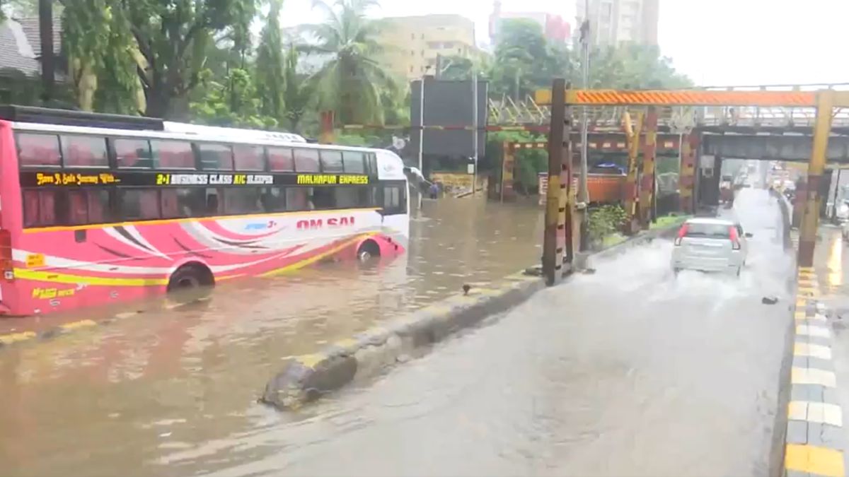 मुंबई में बारिश बनी आफत, सड़कों से लेकर रेलवे ट्रैक तक सब पानी-पानी, देखें VIDEO - Severe ...