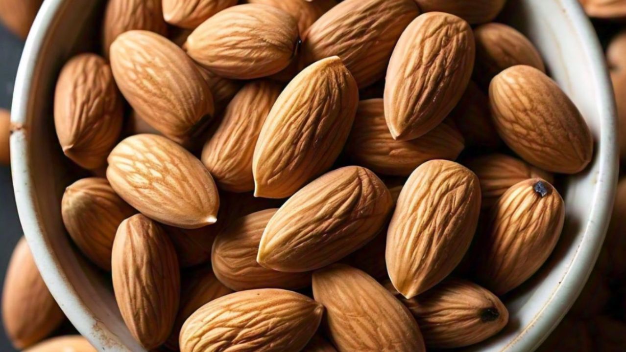 খোসা-সহ না কি খোসা ছাড়া, আমন্ড কী ভাবে খেলে বেশি উপকার? - Almonds with ...