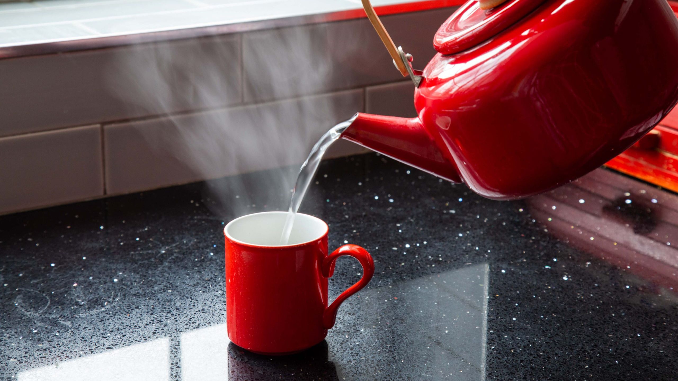 5 health benefits of drinking hot water every day