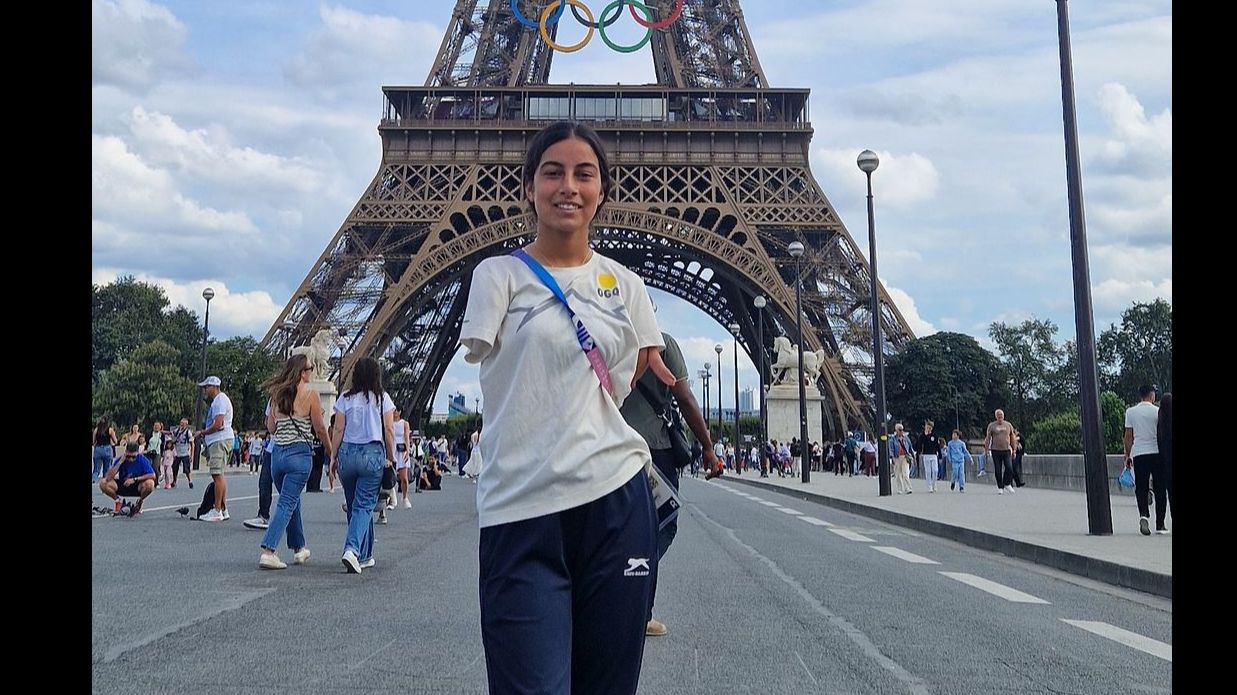 At Eiffel Tower, Sheetal Devi flaunts Paralympic medal