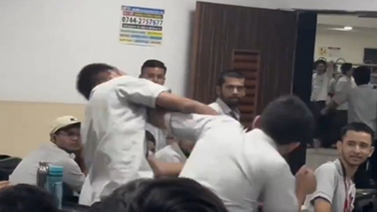 लगातार चले चप्पल और थप्पड़, कोचिंग के लड़कों में हुआ क्लेश - Coaching ...