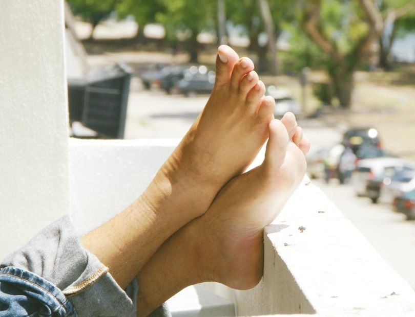 বসে বসে পা দোলান, কীসের ইঙ্গিত জানেন? - Indication of tapping feet what ...